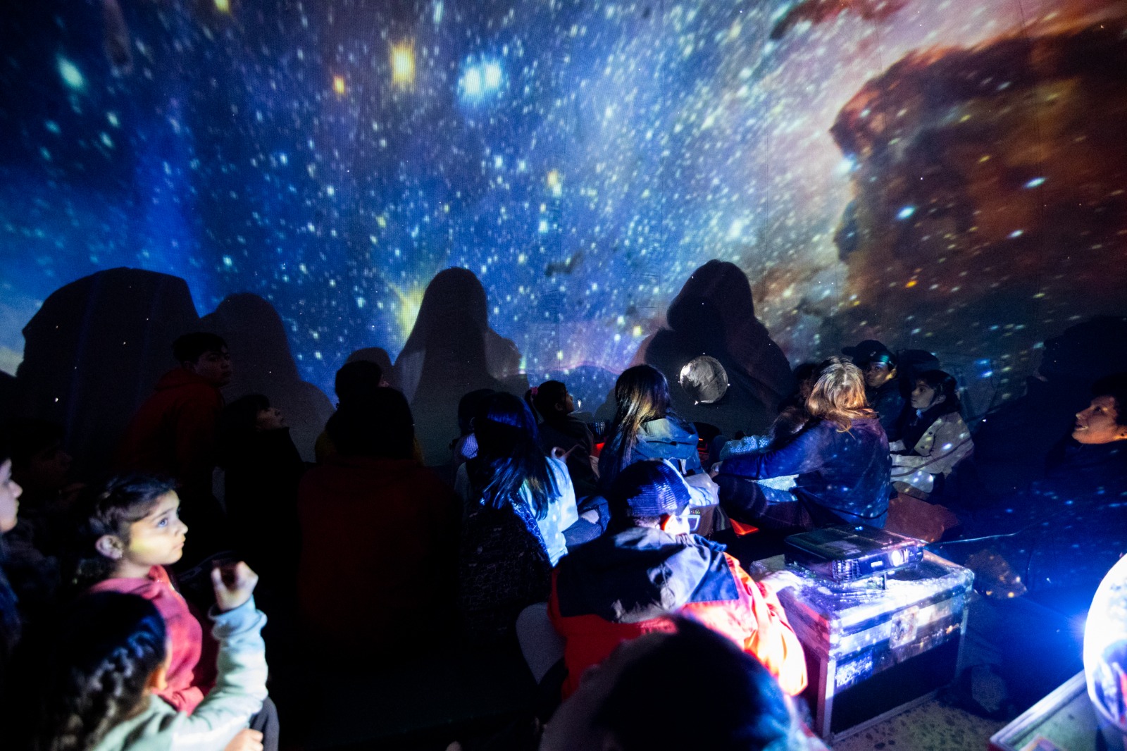 Niños de Quillón conocieron el espacio gracias a Domo Planetario Móvil - Bionoticias.cl